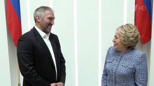 Александр Овечкин встретился с Валентиной Матвиенко и подарил ей хоккейный свитер