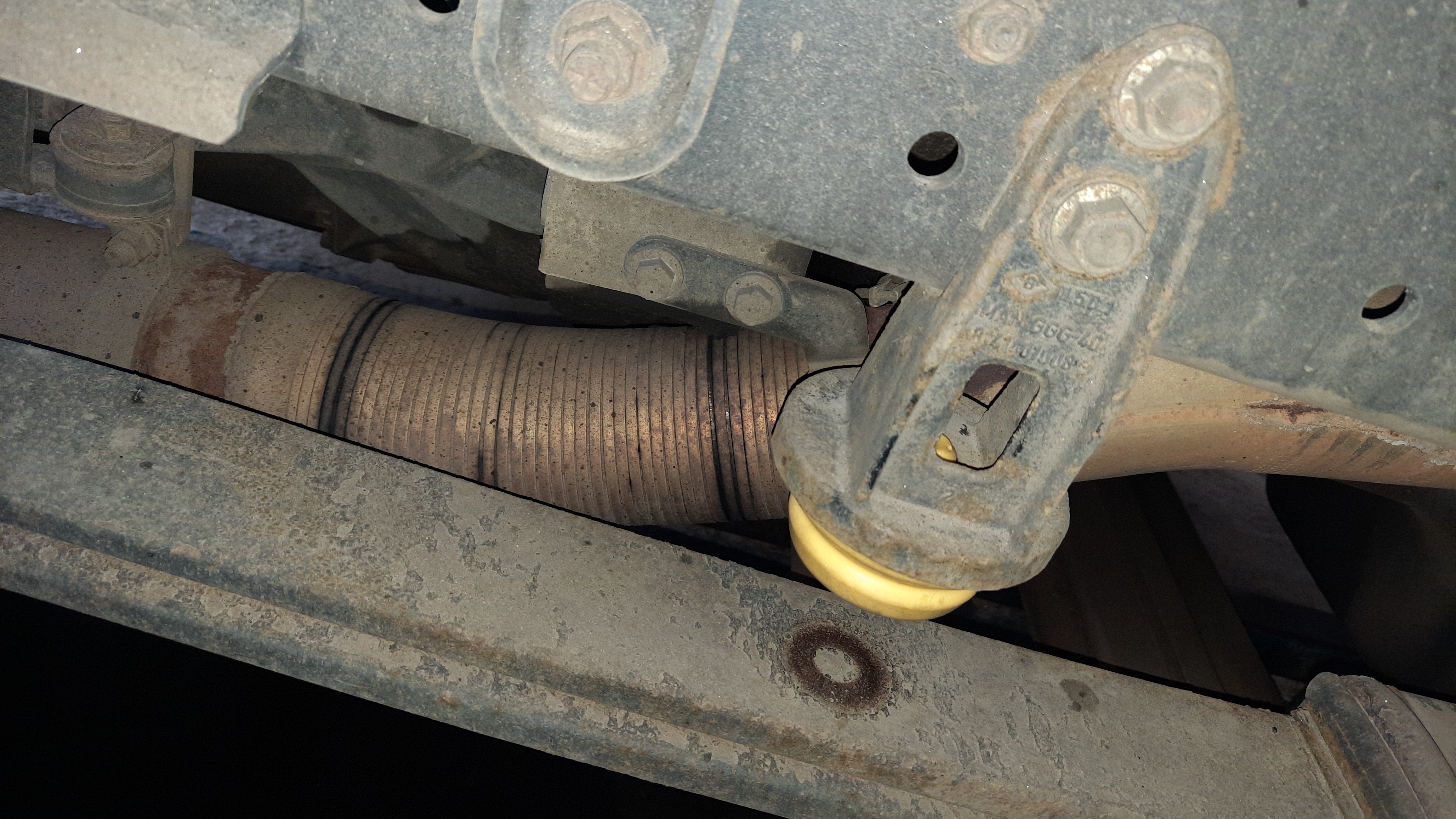 Как поставить задний отбойник рессоры MAN TGX