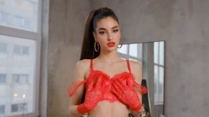 Горячая примерка: красивые девушки в прозрачном белье крутят попками без цензуры