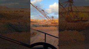 Шагающий экскаватор в работе