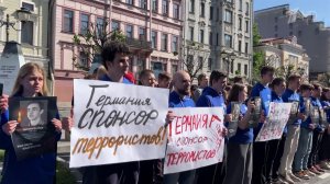 Активисты принесли к посольствам недружественных стран фотографии детей, погибших от ударов ВСУ.