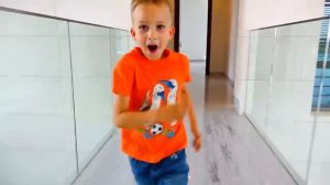 Влад и Никита Влад и Никита играют с надувными игрушками   Коллекция видео для детей