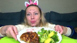 Мукбанг курица запеченная в духовке, брокколи, картошка, салатик овощной. Еда на камеру.