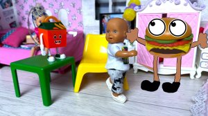ВРЕДНАЯ КОРОБКА ГОНИТСЯ ЗА МНОЙ😱🍔 Катя и Макс веселая семейка! Куклы Барби ЛОЛ истории ДАРИНЕЛКА