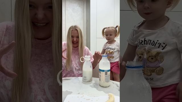 Милена первый раз наливает молоко