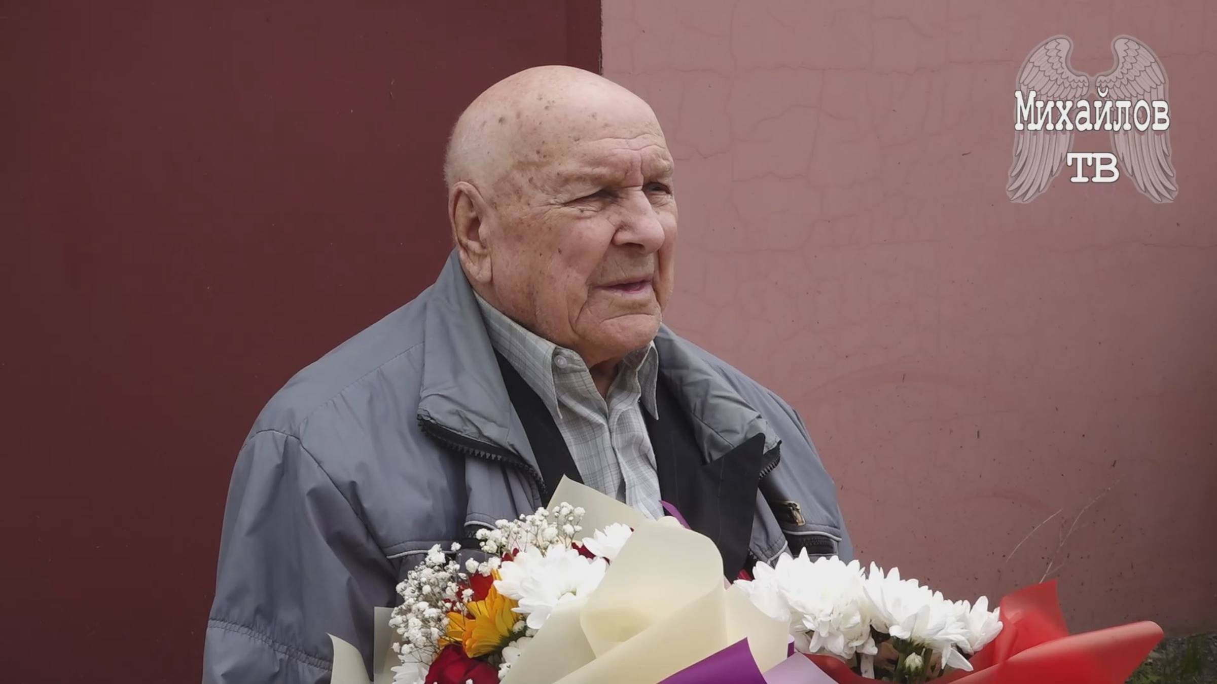 В День Победы у дома фронтовика Ивана Ивановича Паршина устроили концерт