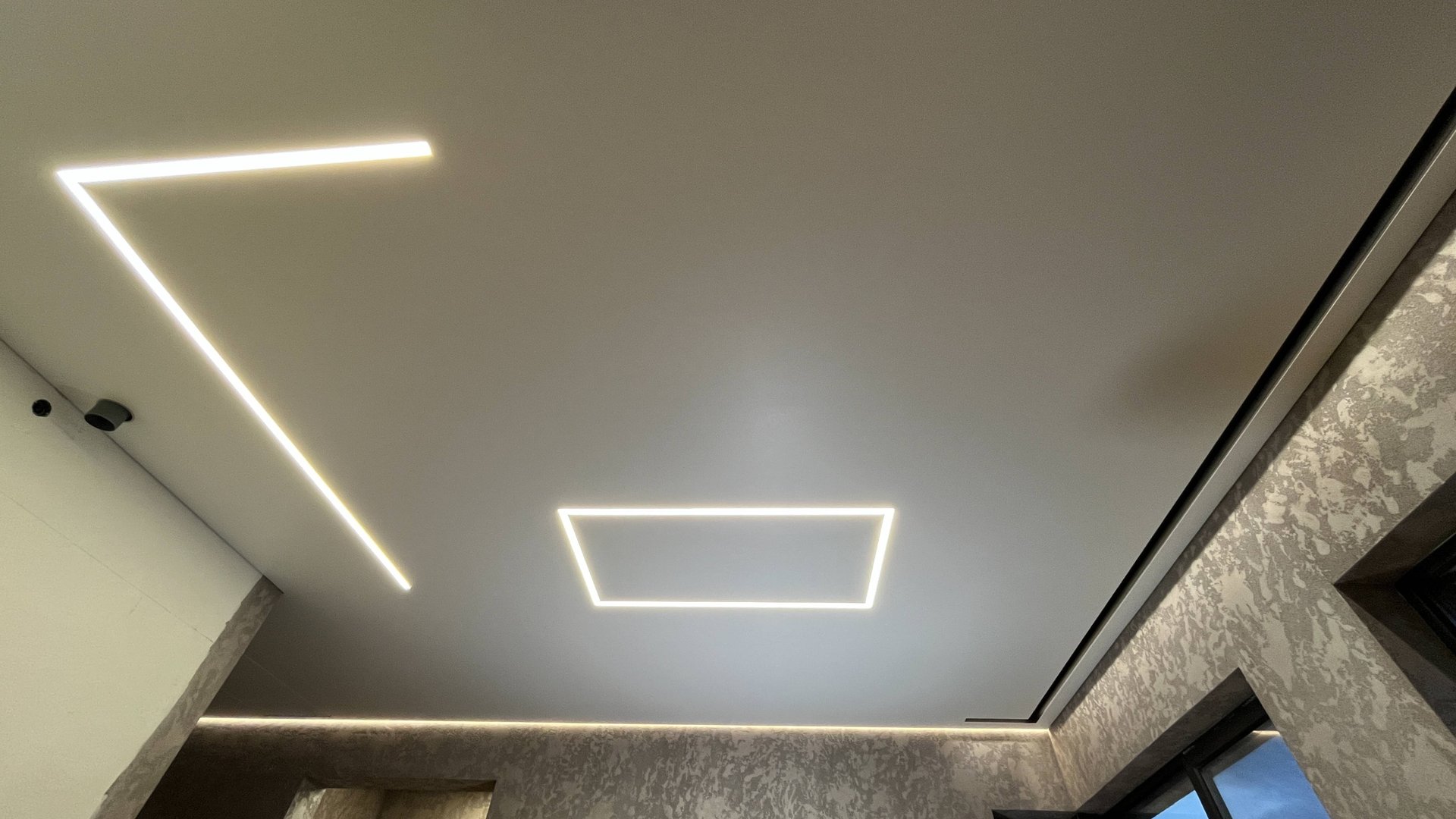 Отзыв клиента| Натяжные потолки | Натяжной потолок со световыми линиями| Воронеж