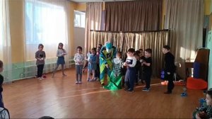 В детском саду прошёл праздник, который устроили клоуны.