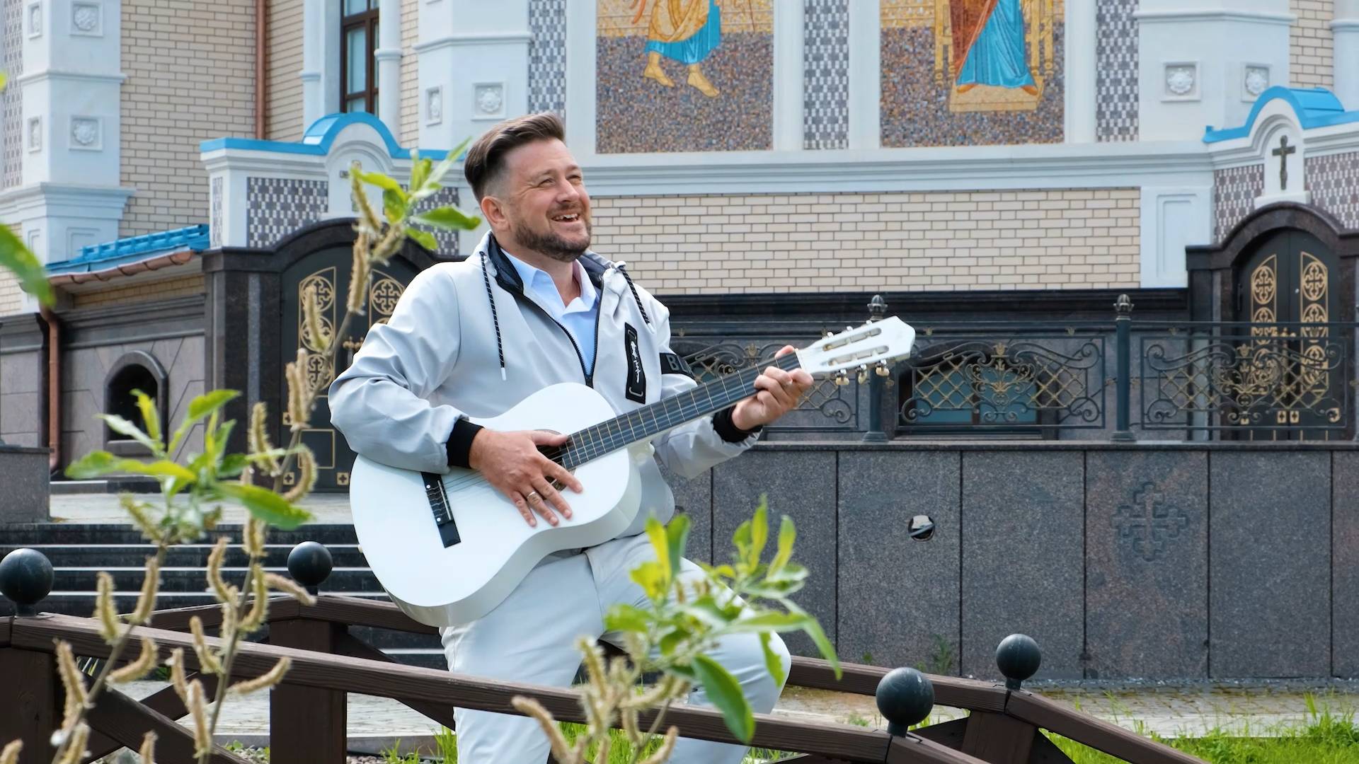 Вертикальная версия клипа - Макс Лобач "Бог - он самый лучший".