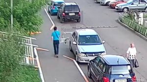 На детской площадке в Красноярске мужчина с ножом напал на прохожего
