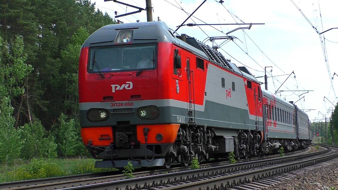 ЭП2К-090 со скорым поездом Абакан - Москва и приветливой бригадой