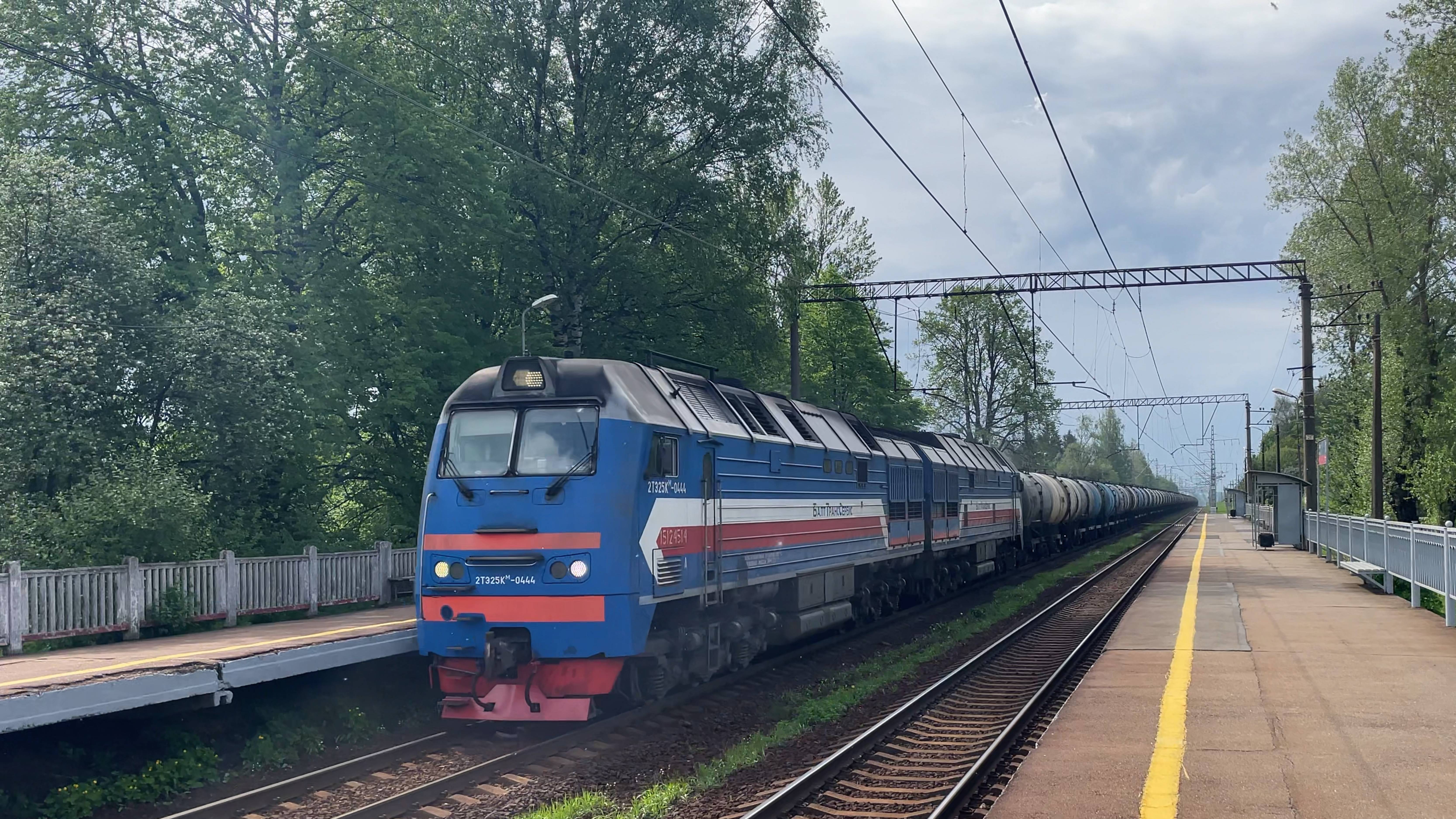 Тепловоз 2ТЭ25КМ-0444 с грузовым поездом