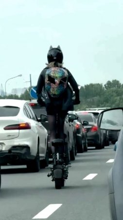 Девушка с классным прикидом едет по трассе
