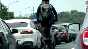 Девушка с классным прикидом едет по трассе