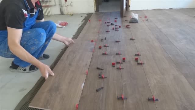 Что лучше полы под паркет плиткой ИЛИ .