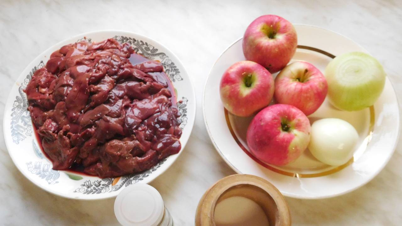 Куриная печень с яблоками и луком