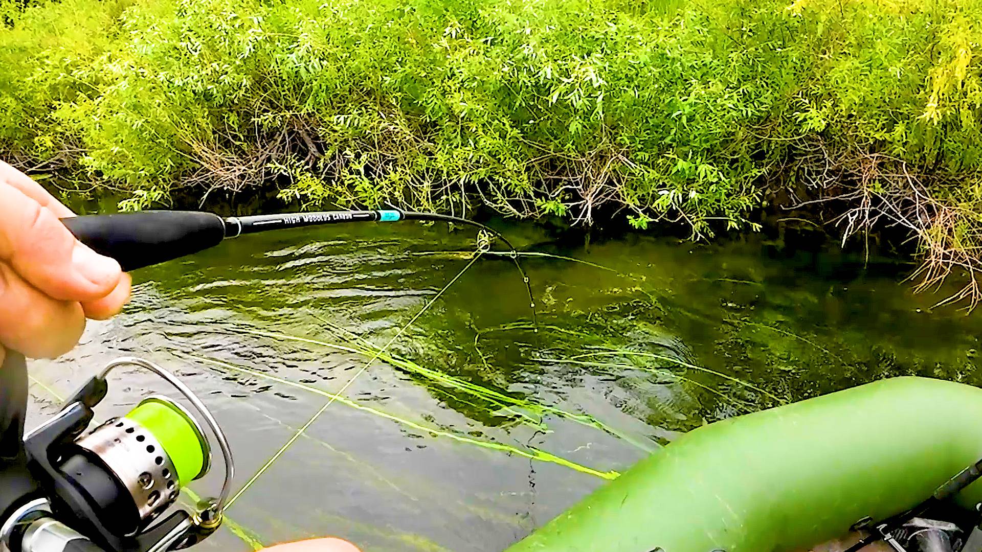 МОЩНАЯ РЫБА ГНЕТ СПИННИНГ И ТЯНЕТ ПОД ЛОДКУ! РЫБАЛКА НА МИКРОРЕЧКЕ НА СПИННИНГ С ЛОДКИ!