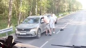 Недалеко от Коврова неадекват набрасывался на автомобили
