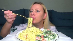 Мукбанг аля карбонара, салат овощной! Вкусно. Еда на камеру.