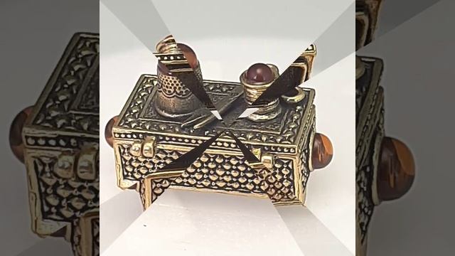 Статуэтка с янтарем Швейная шкатулка