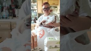 По времени смотрю доставка должна уже прибыть. Дай думаю в подьезд выгляну, он в соседнюю квартиру с