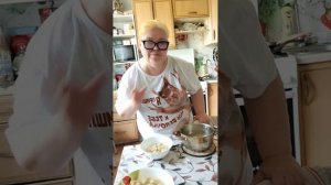 Мы уже давно поели, попили и носимся тут с делами и сборами. Мама конфеты пакует😁 я платок ищу