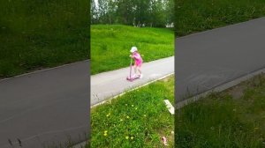 Полюшка и самокат