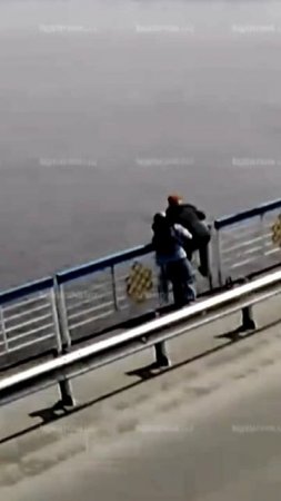 Сотрудник МЧС Тувы спас девушку, которая хотела прыгнуть с моста