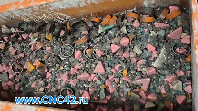 80 литров деталей обрабатываем за раз в вибромашине 200 литров