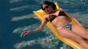 Порнуха вставил в бассейне секс 18+