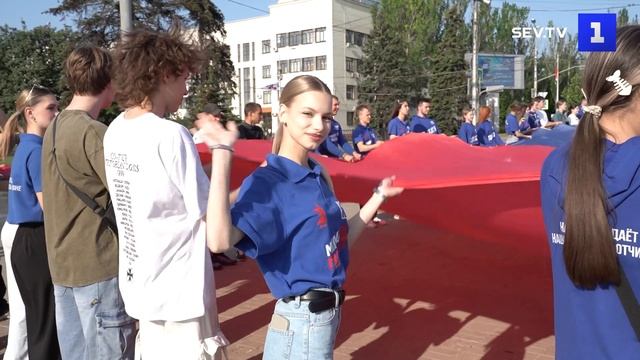 Триколор развернули на площади в Донецке накануне Дня России
