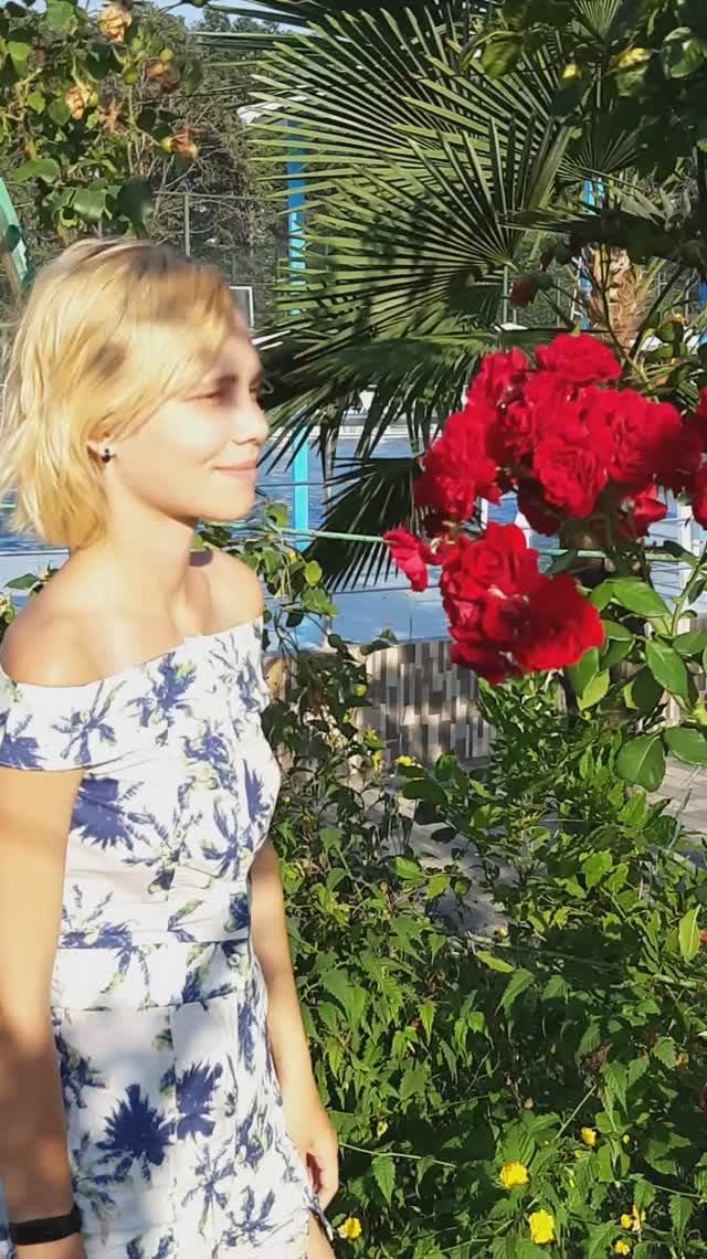 Сары-Кыз резвится в отеле Palmalife Lankaran Resort в Азербайджане