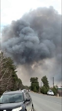 Сильный пожар недалеко от трассы