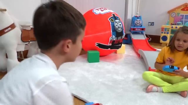 Мистер Макс • Mister Max - Дети не поделили игрушки героев в масках в огромных шарах