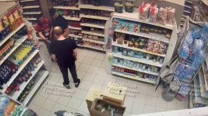 У нас из магазина один и тот же человек выносит товар