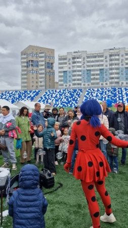 На Фестивале "Сайын!" радость детворы - мыльные пузыри! Стадион "Туймаада" 01.06.2025 г.