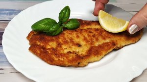 Сочный куриный шницель с хрустящей корочкой.