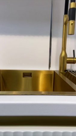 Кухня в светлых тонах с золотыми элементами #kitchen #кухонныедверцы #interiordesign #кухоннаямойка