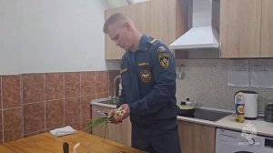🥔 #ПожарнаяКухня    
    
Рецептом самой вкусной жареной картошки делится сотрудник МЧС России