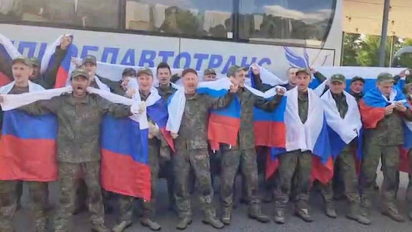 Минобороны показало кадры со второй группой возвращенных из плена военных РФ
