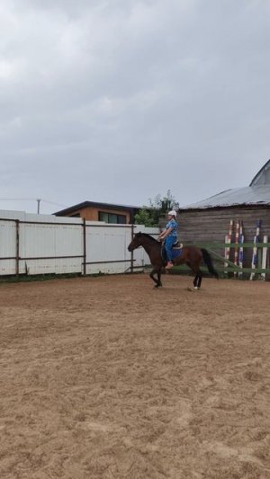 Олеся и Аквилон, рысим на плацу.