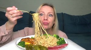 Мукбанг лапша том ям, колбаса, брокколи ,яйцо. Еда на камеру.