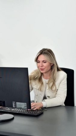 Ничего необычного, просто логичная реакция на суперзвезду! 🌟 😁