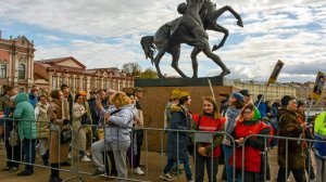 "КОНИ И ЛЮДИ"... (Фото Владимира ИВАНОВА (СПб), музыка -  "АТВ" (Германия)