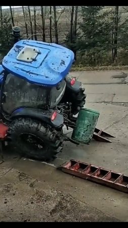 Ну бывает 🧐. Сырая погода или тракторист 😂 Когда трактор не загрузился на трал)