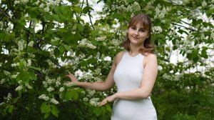 Вечерняя фотосессия с красивой девушкой на берегу Амура, среди цветущей черёмухи
