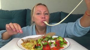 Мукбанг мини шаурмишка, кабачки, салат пп. еда на камеру.