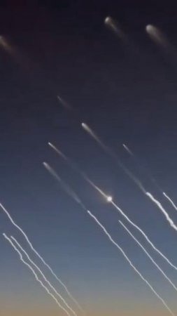 Иранские ракеты летят на Израиль Вид с борта пассажирского самолета