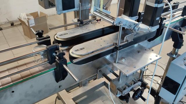 Наклеивание этикетки c куар кодом на тару  - EtiKon.ru