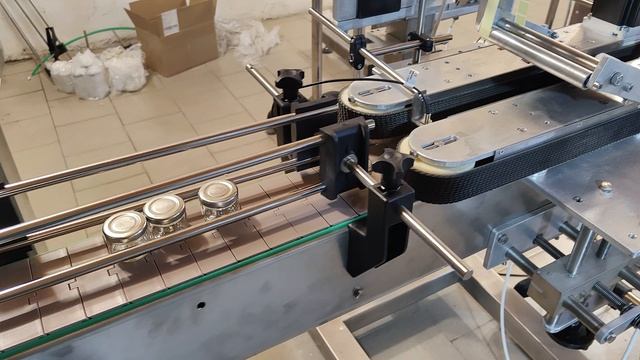 Наклеивание этикетки c куар кодом на тару 2 - EtiKon.ru